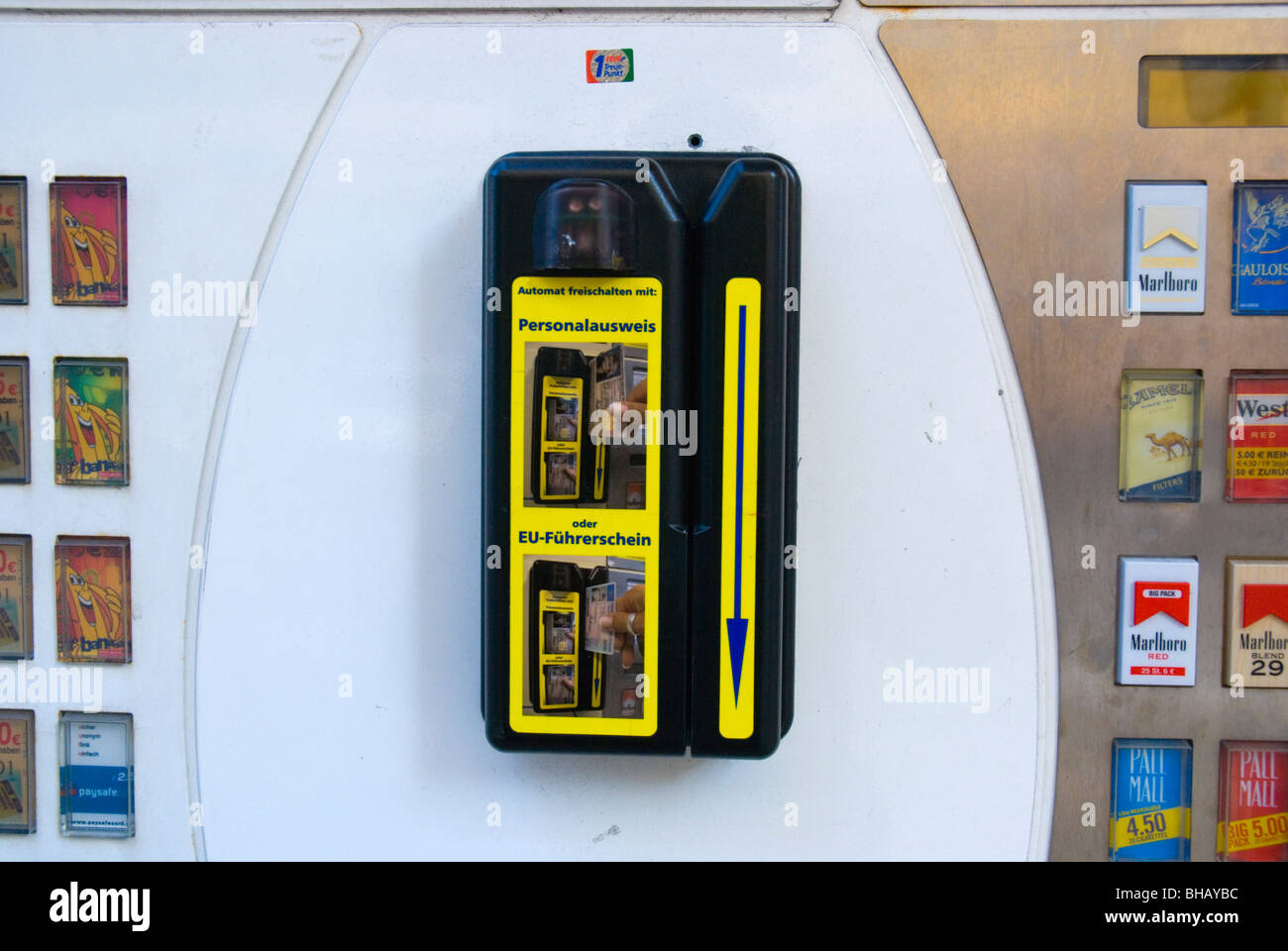 Cigarette vending machines hi-res stock photography and images - Alamy