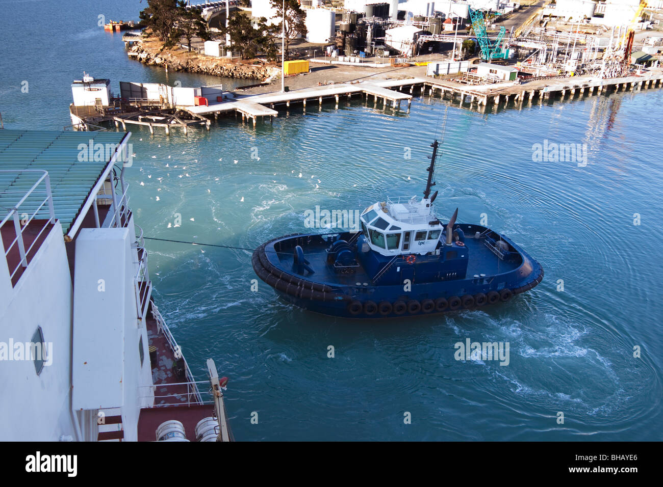 Berthing tugboat hi-res stock photography and images - Alamy