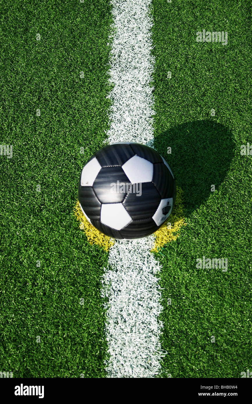 Football on centre spot hi-res stock photography and images - Alamy