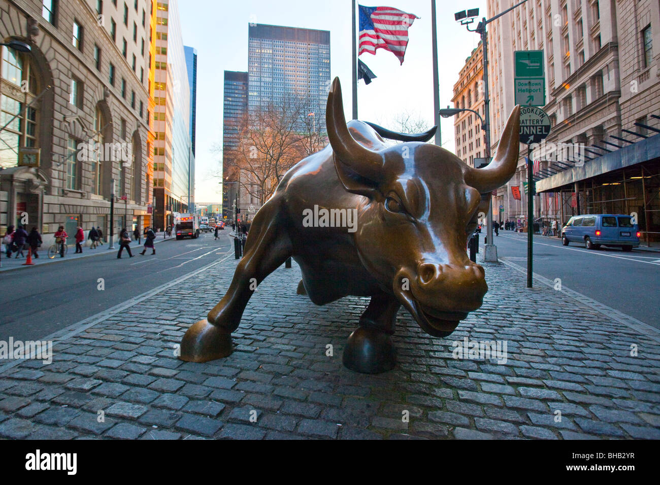 Bull in downtown new york hi-res stock photography and images - Alamy