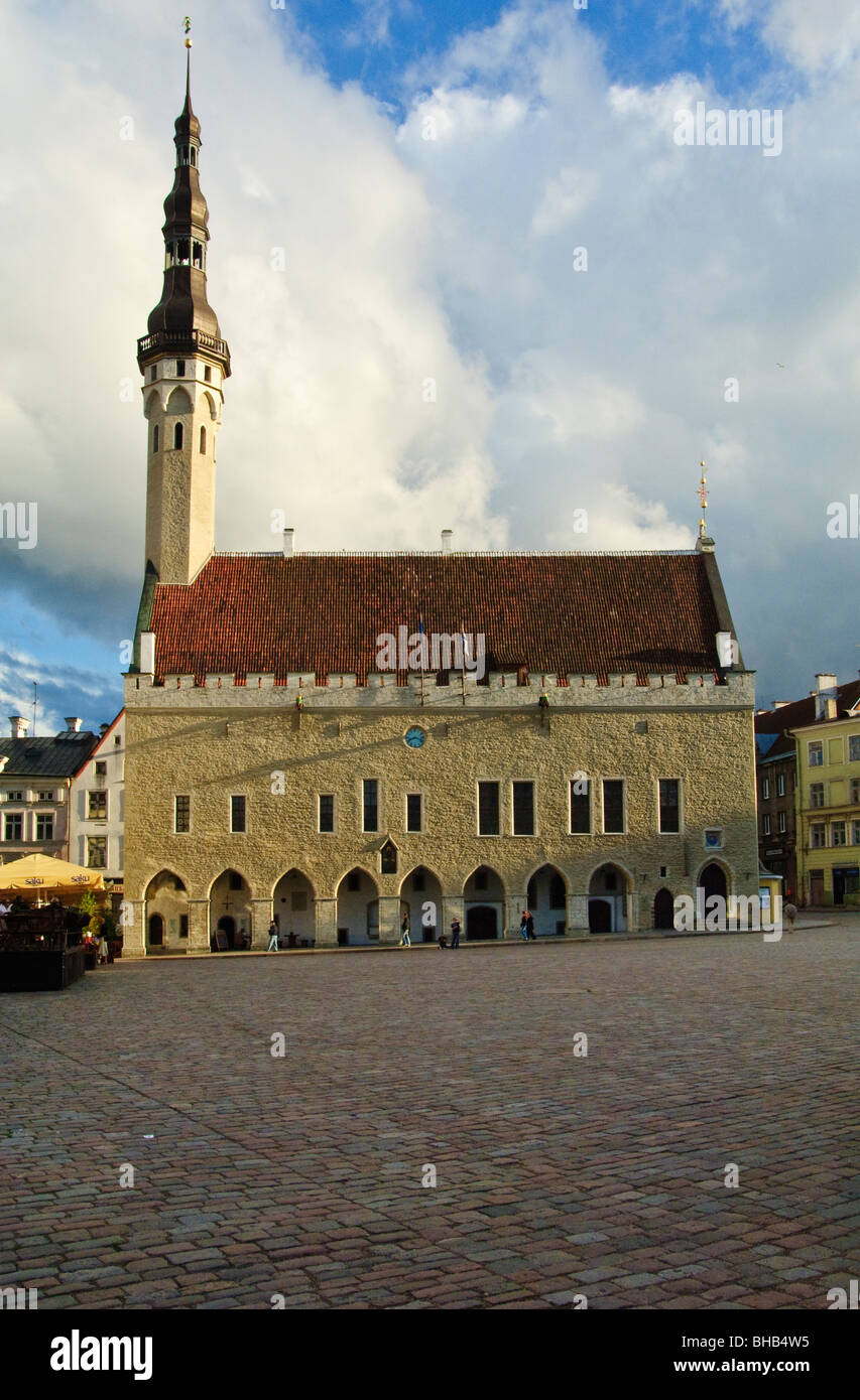 The mediaeval Raekoda (Town Hall) in Raekoja plats (Town Hall square ...