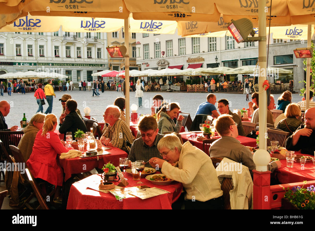 Outdoor restaurant tables in Raekoja plats (Town Hall square), Tallinn ...