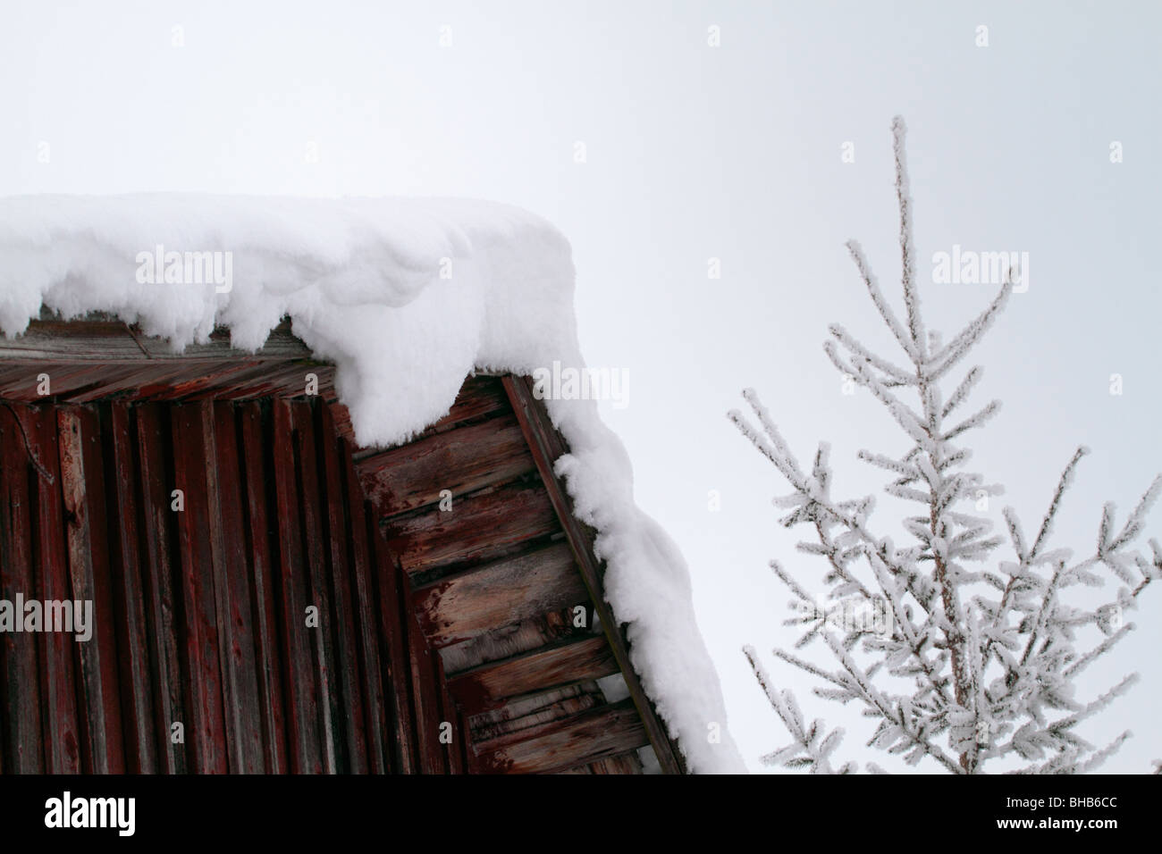 Snow roof on barn hi-res stock photography and images - Alamy