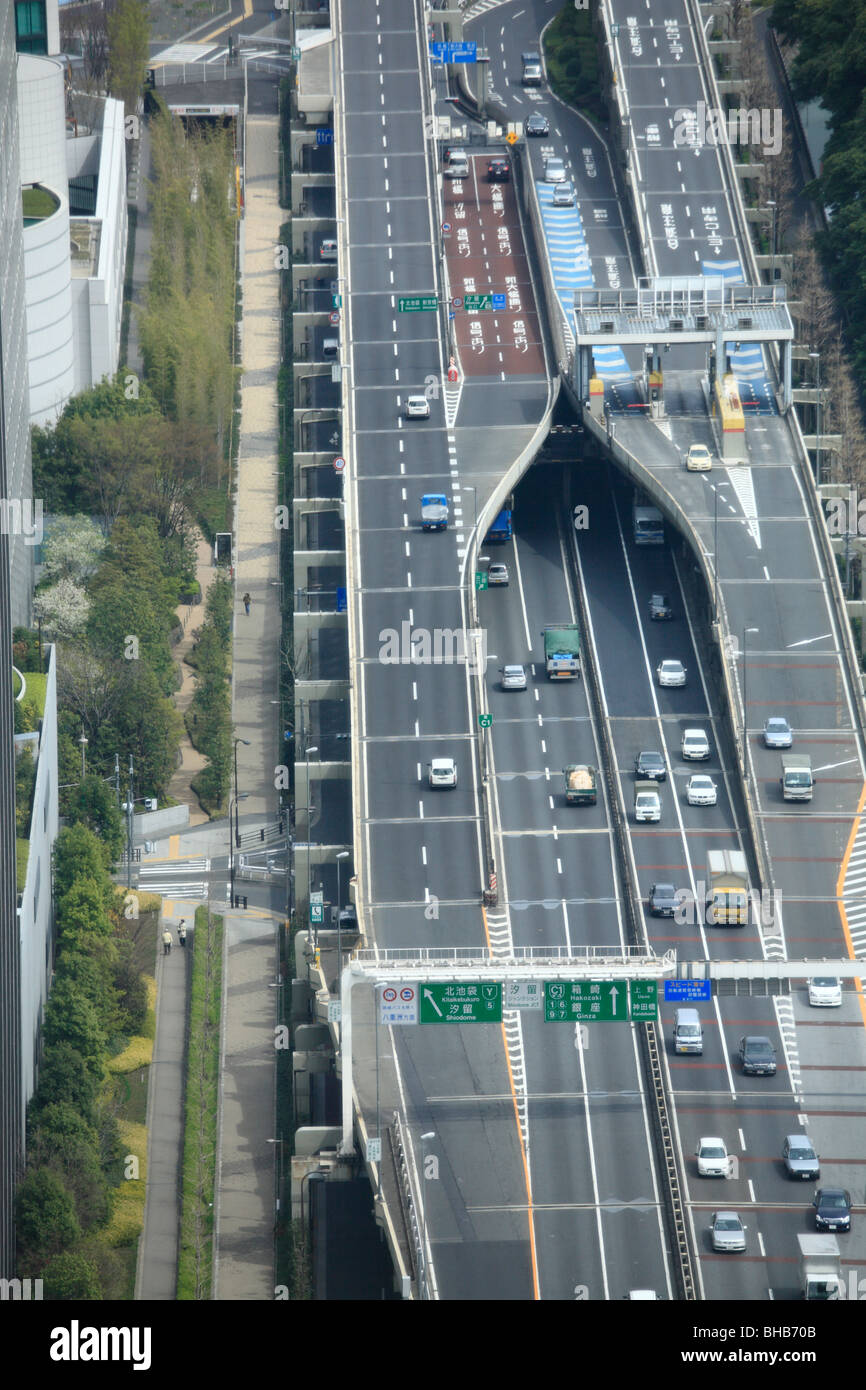 Japan, Tokyo Prefecture, Minato Ward, Traffic on Metropolitan ...