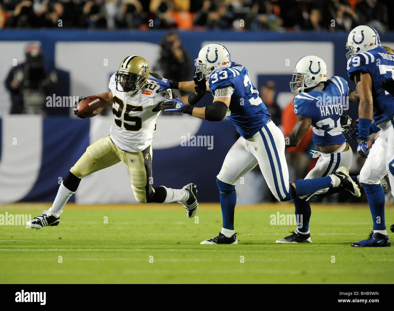 Reggie Bush #25 of the New Orleans Saints rushes as Melvin Bullitt #33 ...