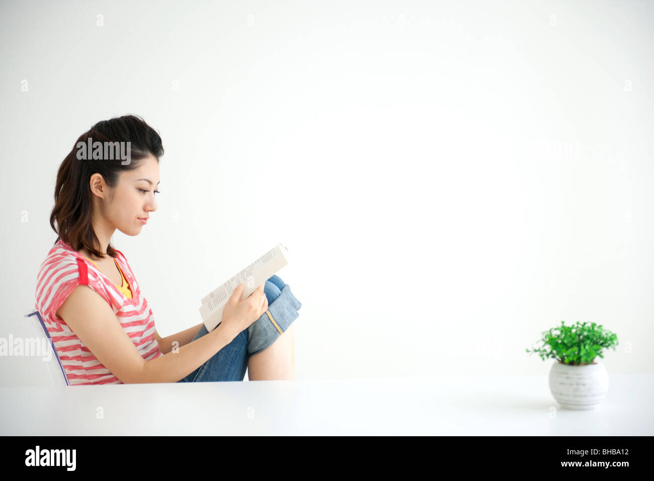 Woman reading japan hi-res stock photography and images - Alamy