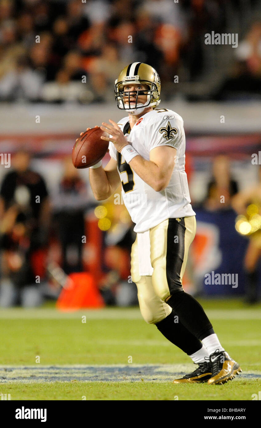 Drew Brees #9 of the New Orleans Saints drops back to pass during a ...