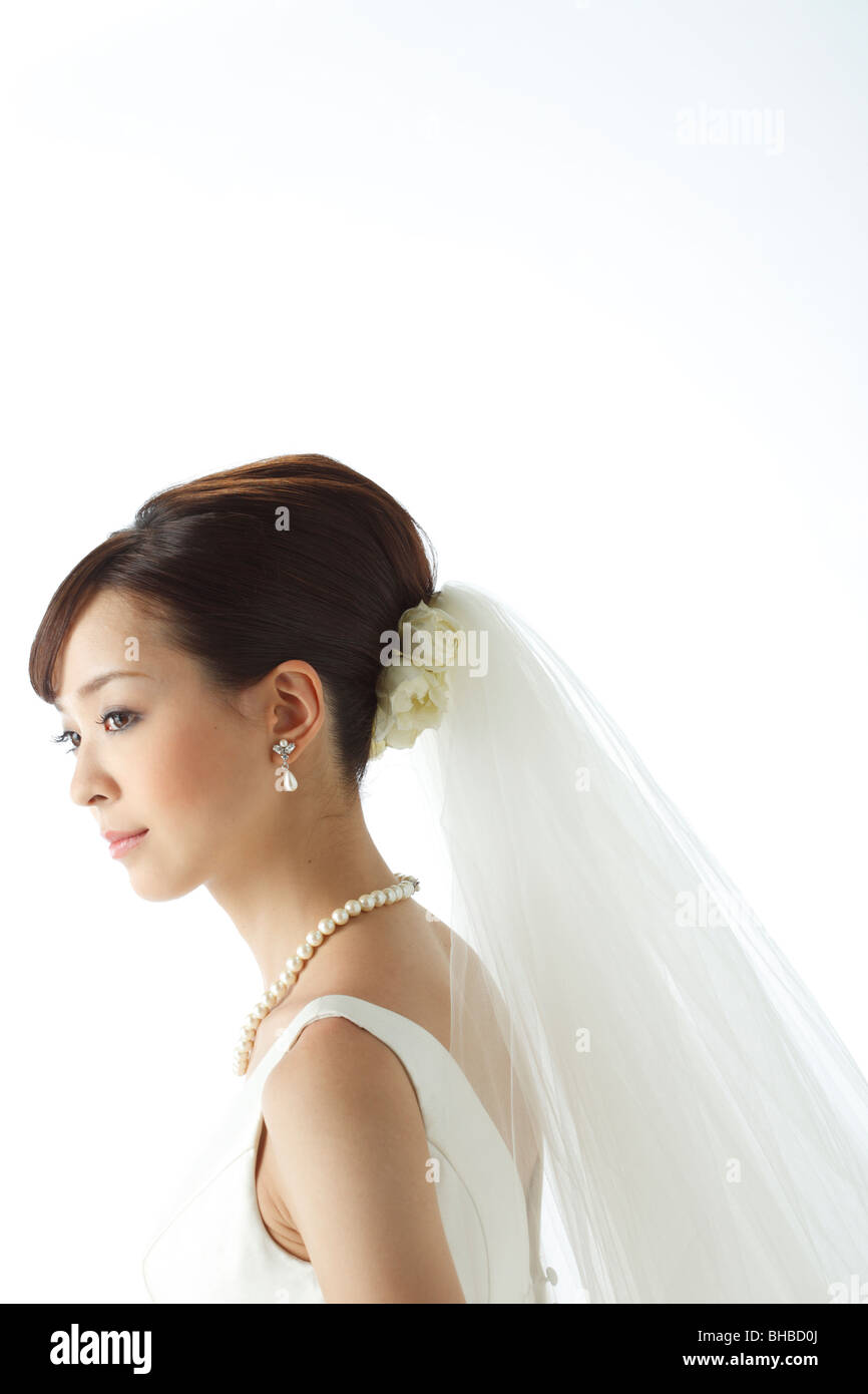 Beautiful woman wearing necklace hi-res stock photography and images ...