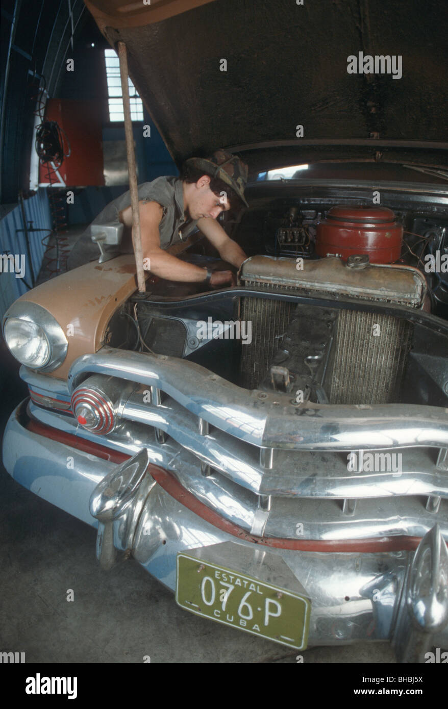 CUBA MECHANIC FIXING A CLASSIC VINTAGE CARS IN HAVANA Stock Photo - Alamy