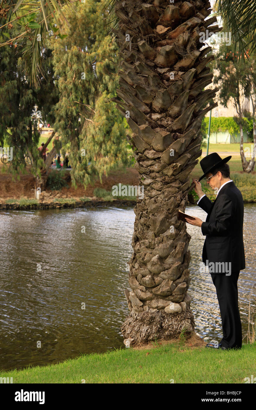 Rosh hashanah ceremony hi-res stock photography and images - Alamy