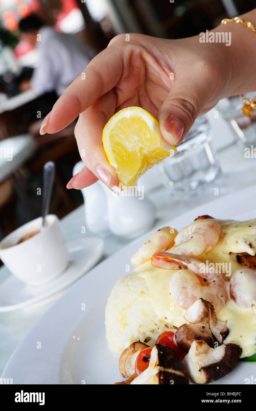 Squeezing a lemon hi-res stock photography and images - Alamy