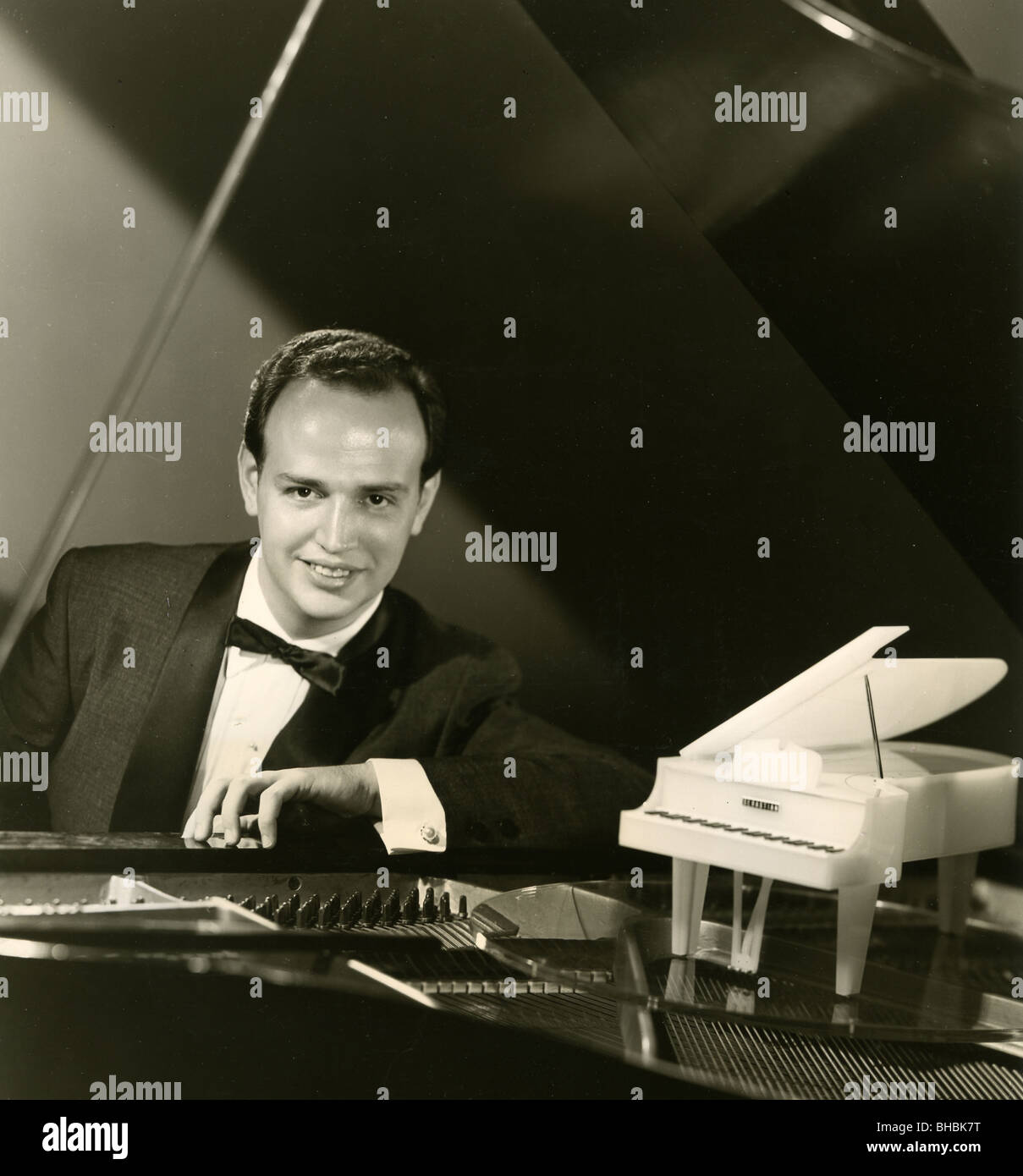 ROGER WILLIAMS - US pianist and songwriter in 1966 Stock Photo - Alamy