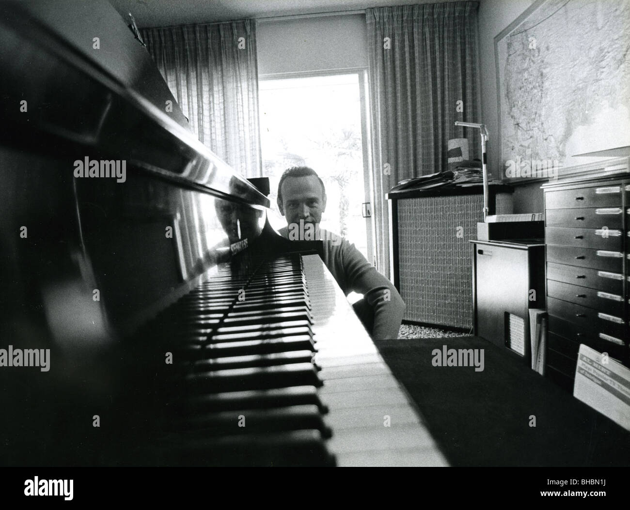 ROGER WILLIAMS - US pianist and songwriter at his Encino, California ...