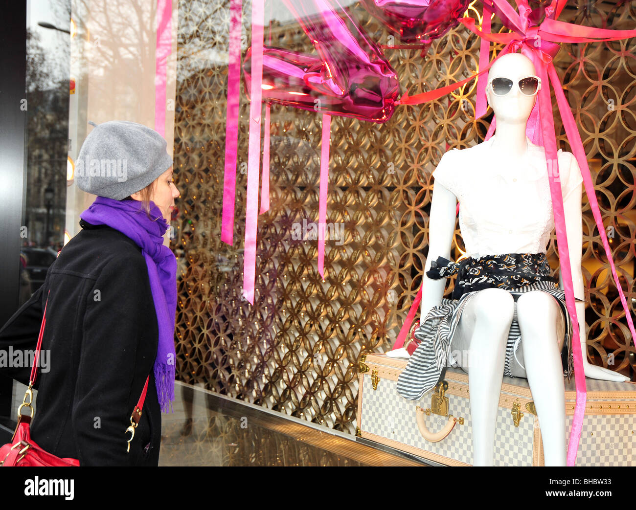 Paris window woman hi-res stock photography and images - Alamy