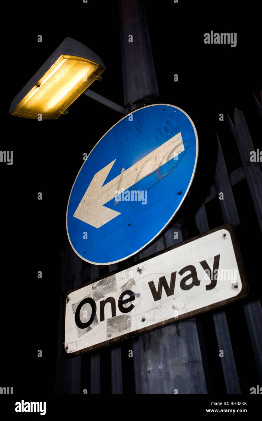 One way uk sign hi-res stock photography and images - Alamy