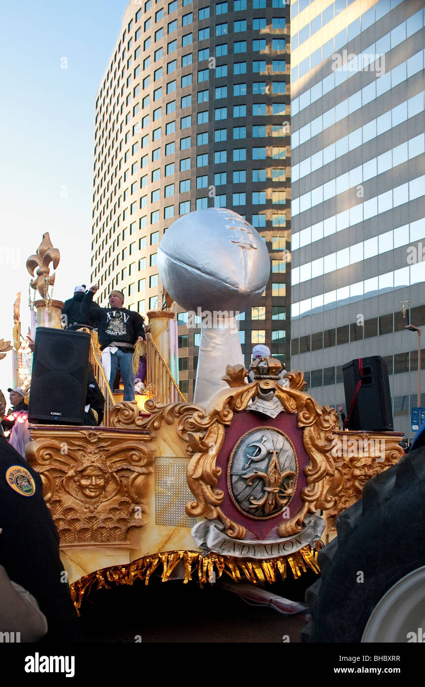 Lombardi Trophy float bearing Saints players in the Super Bowl ...