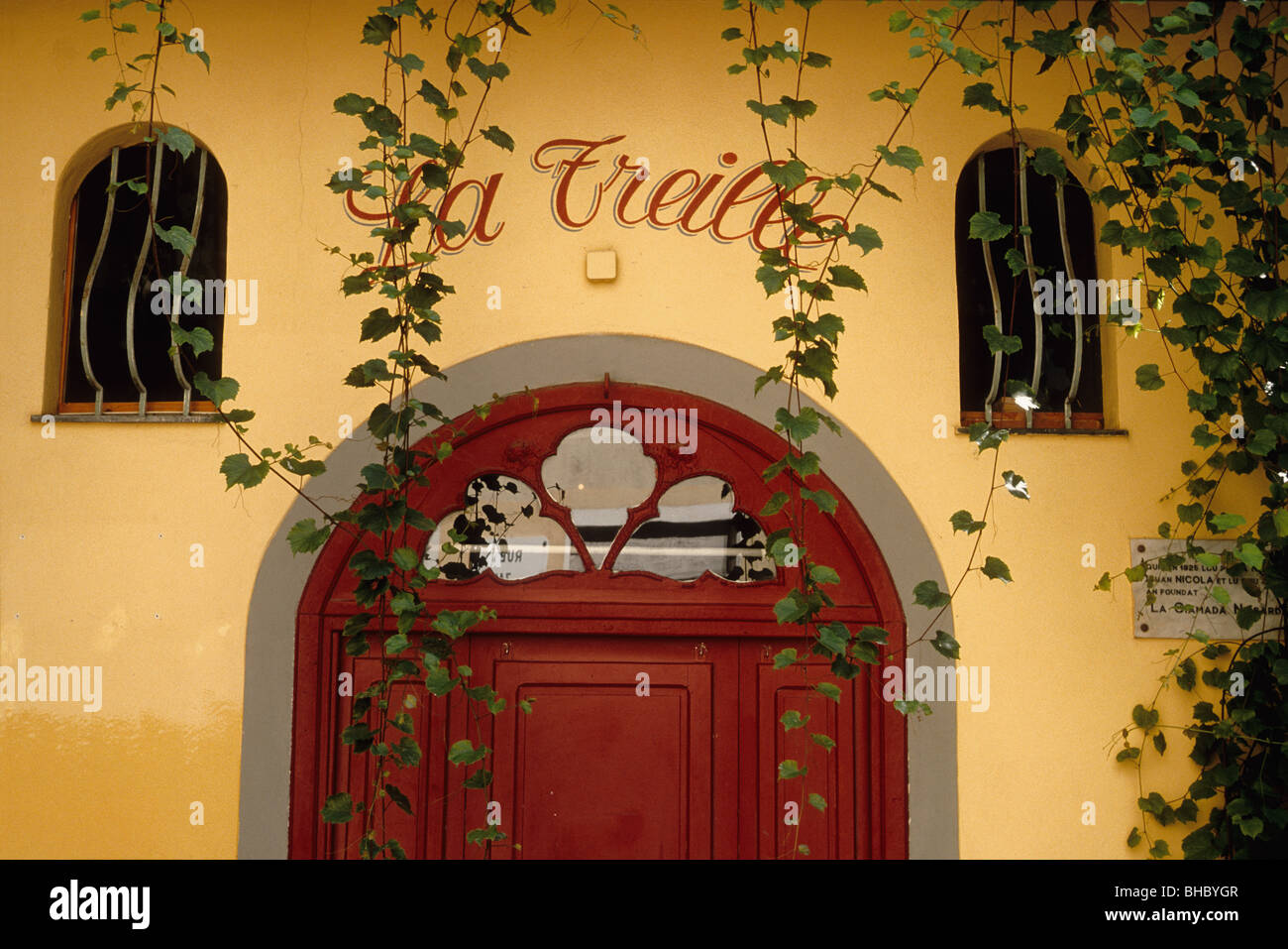Picturesque building in the old city of Nice Stock Photo - Alamy
