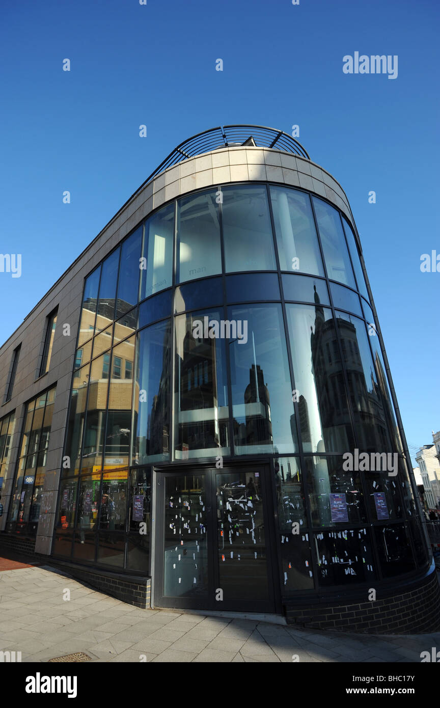 Shop premises hi-res stock photography and images - Alamy