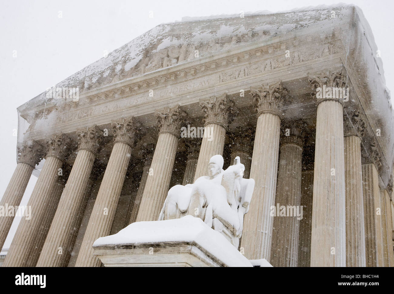 United states supreme court building hi-res stock photography and ...