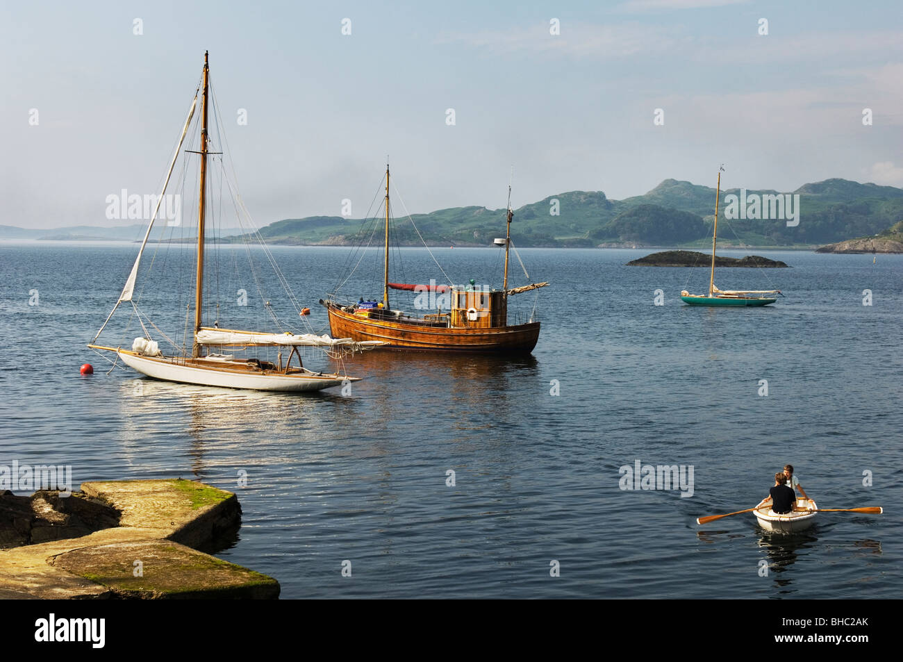 Rowing ashore at the Crinan Classic Boat festival Stock Photo - Alamy