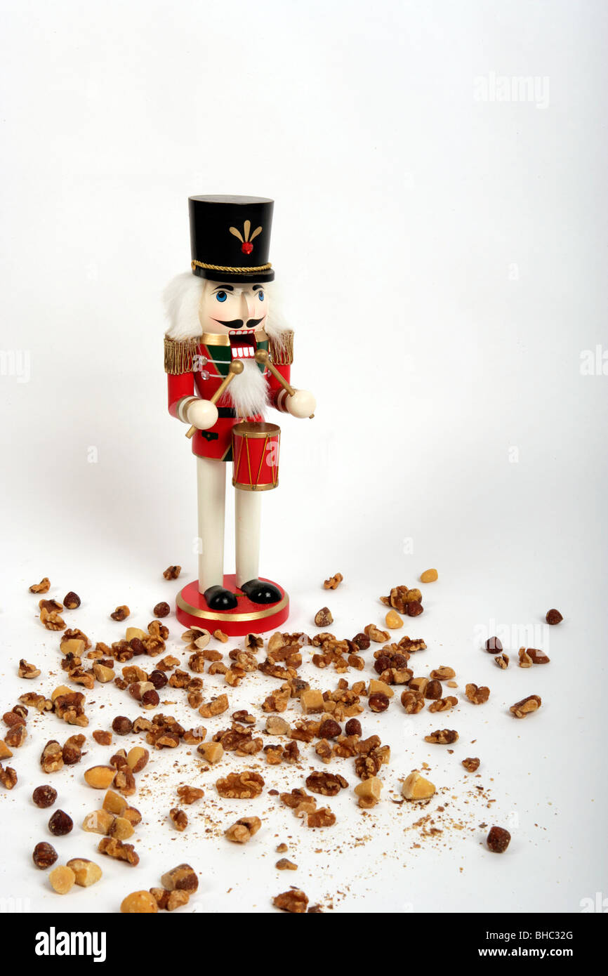 Christmas nuts crack hi res stock photography and images Alamy