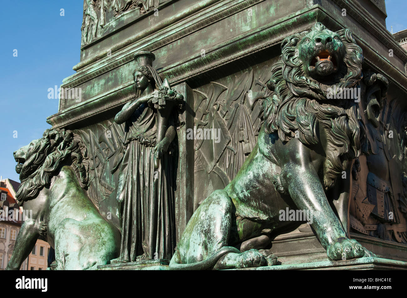 Lions and women statue at Munich Opera house Stock Photo - Alamy