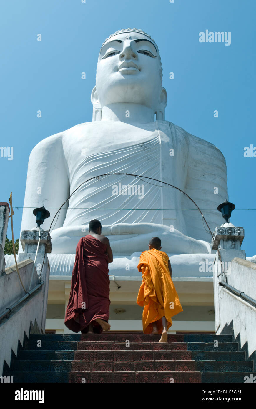 Buddhist monks kandy sri lanka hi-res stock photography and images - Alamy
