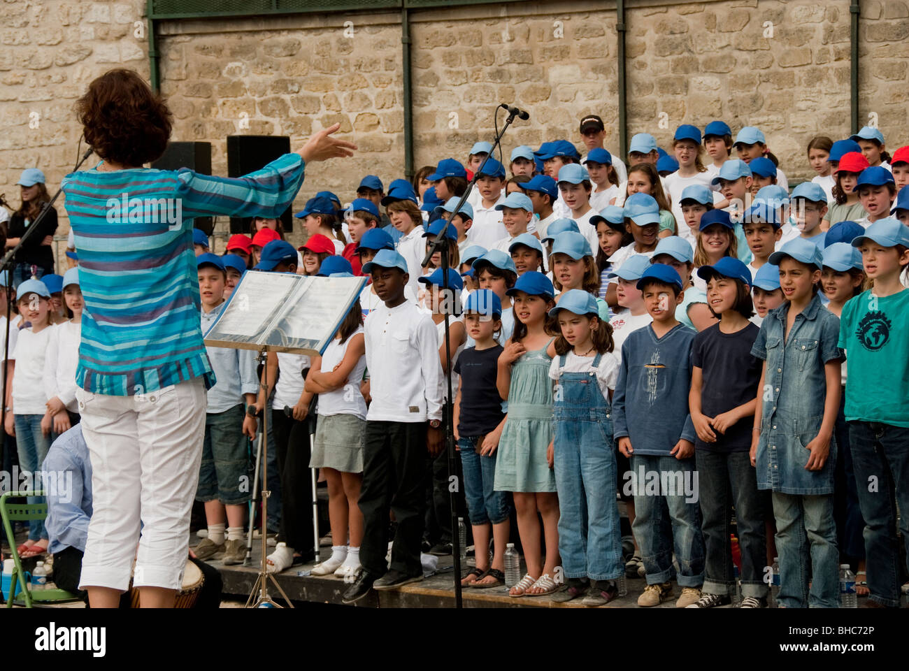 Singing stage outdoors paris hi-res stock photography and images - Alamy