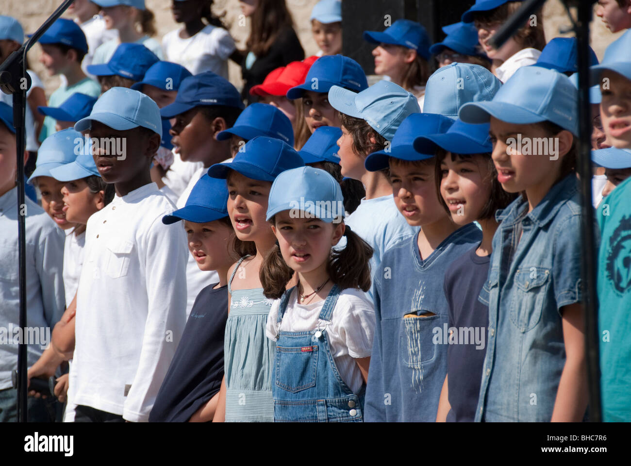 Singing outside stage group culture hi-res stock photography and images ...