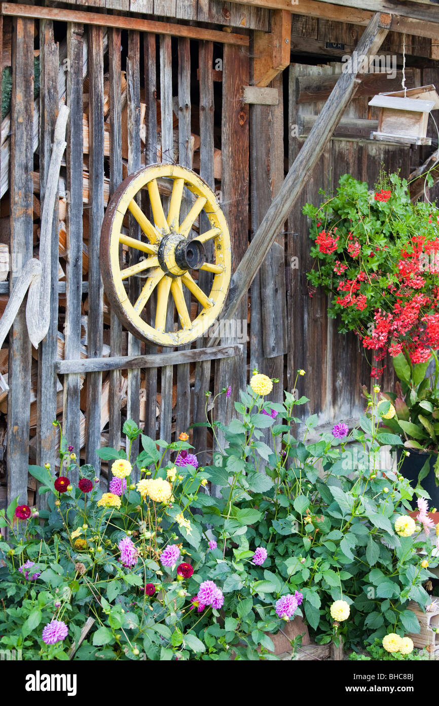Wood shed and old-fashioned cartwheel Stock Photo - Alamy