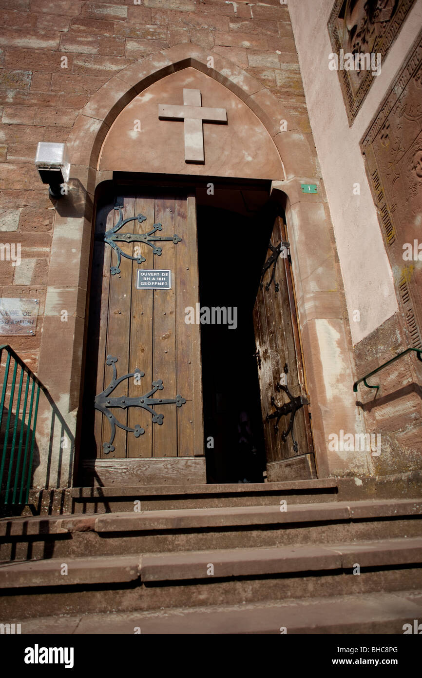 Romanesque entrance door hi-res stock photography and images - Alamy