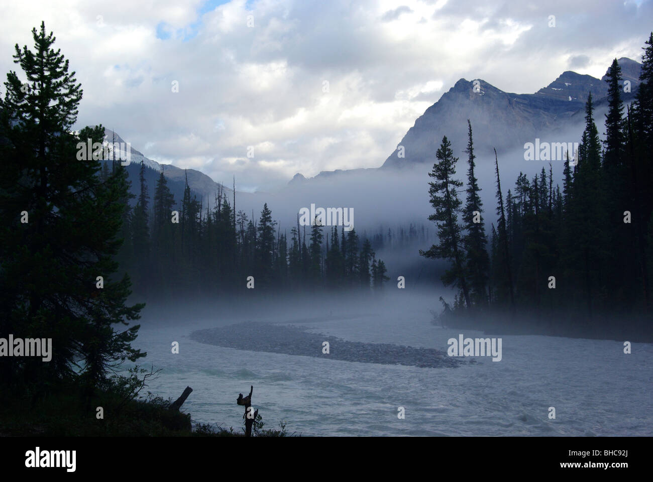 Mist on the river hi-res stock photography and images - Alamy