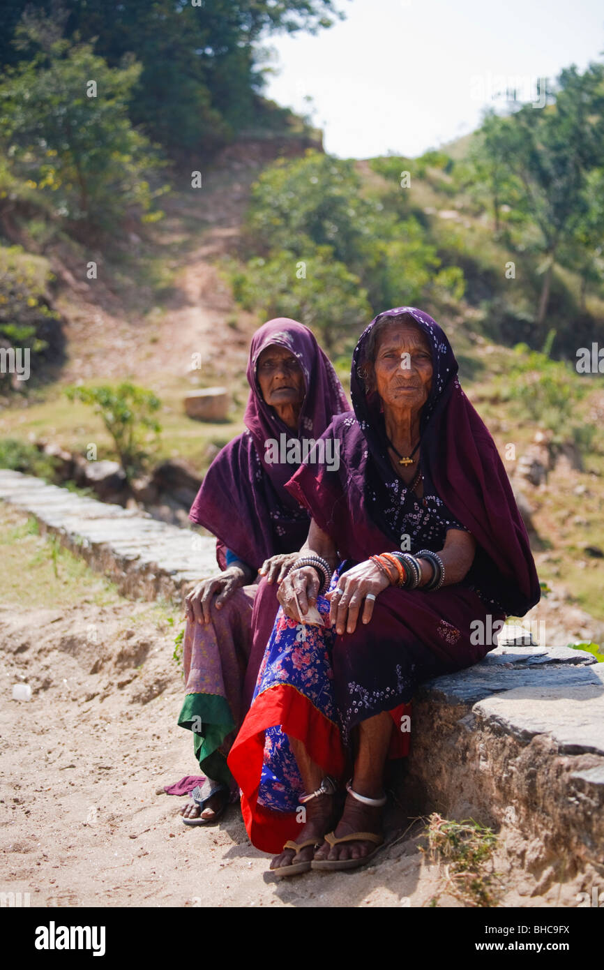 Old Indian women in coloured Saris in rural India Stock Photo - Alamy