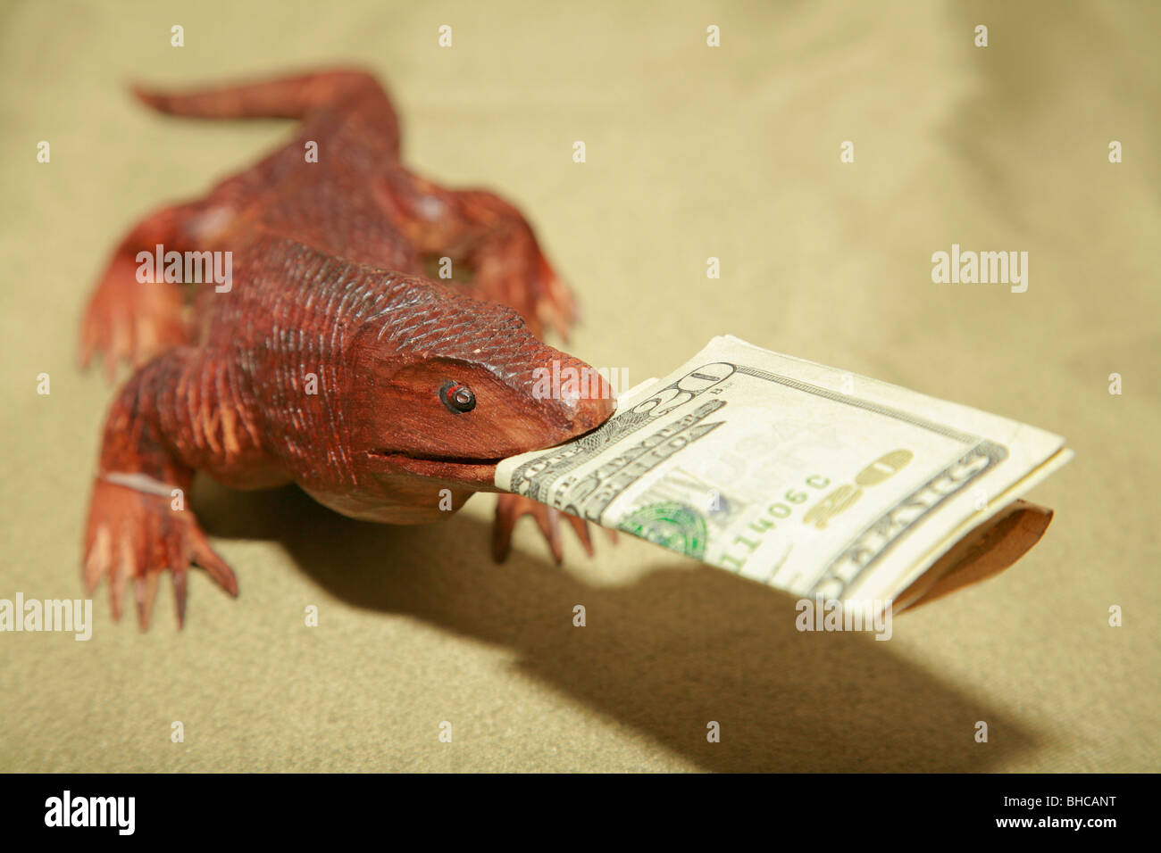 Wooden komodo dragon lizard souvenir carving biting US 20 dollar bill ...