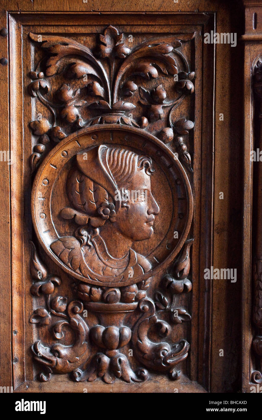 French queen sculpture on the wood Stock Photo - Alamy