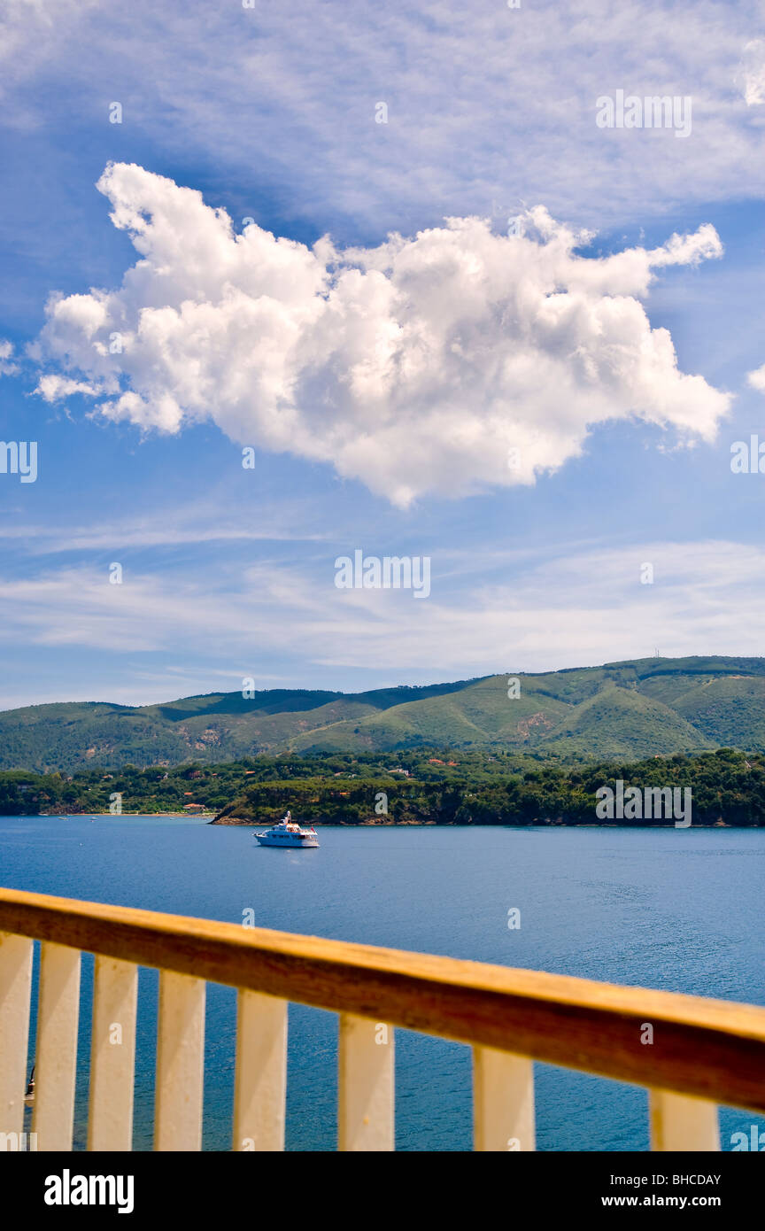 Wooden ledge on lake hi-res stock photography and images - Alamy