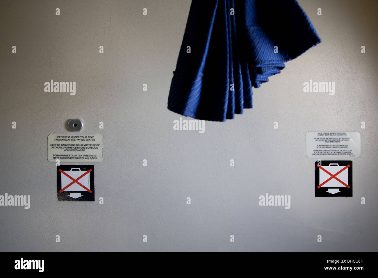 Reminder sign notice airplane hi-res stock photography and images - Alamy