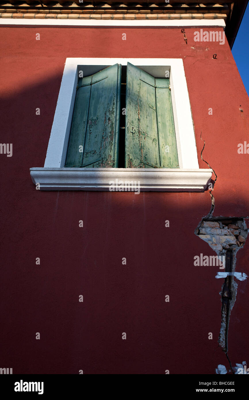 Typical Italian window with green shutters on a red building, Burano ...