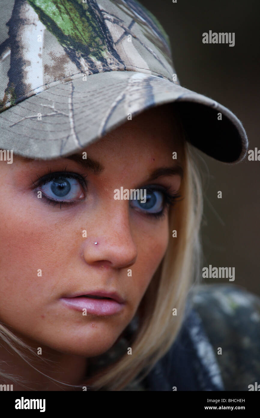 YOUNG WOMAN 21 Y.O. FEMALE TURKEY HUNTER IN CAMOFLAUGE SHOTGUN Stock ...