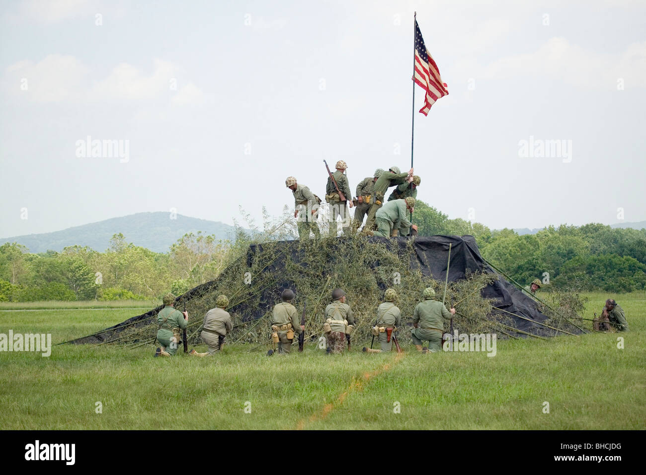 Iwo jima flag raising 1945 hi-res stock photography and images - Alamy