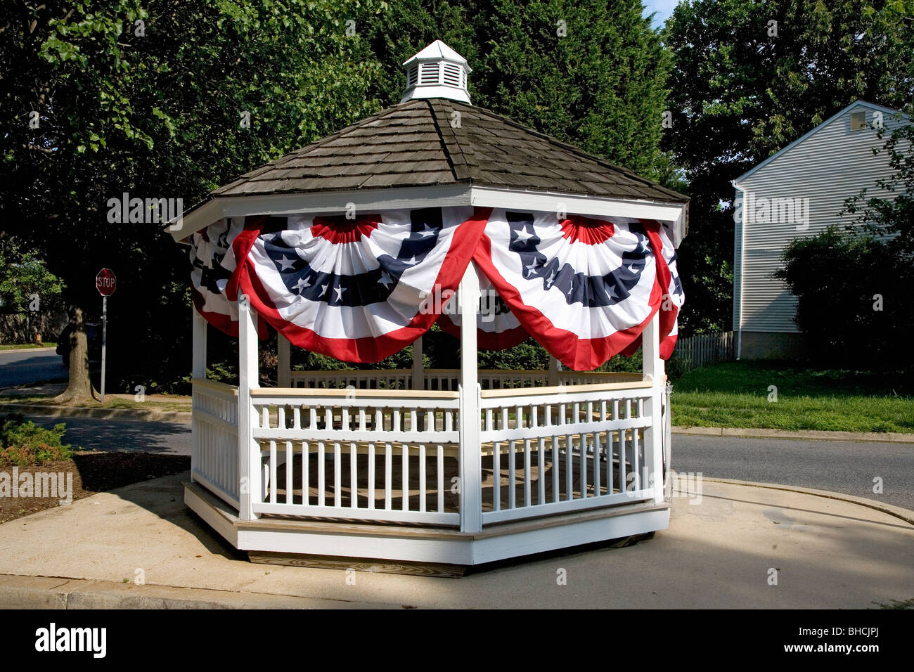 Gazebo draped in american flags hi-res stock photography and images - Alamy