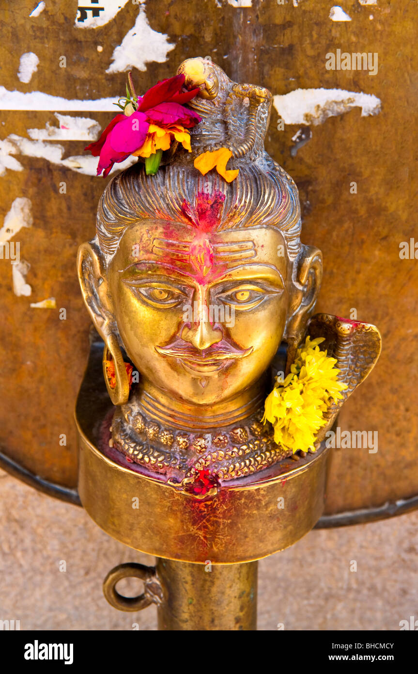 Gold statue india hi-res stock photography and images - Alamy