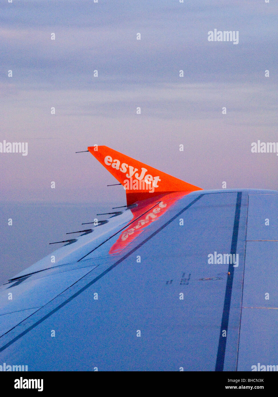 Easyjet aeroplane wing in flight hi-res stock photography and images ...
