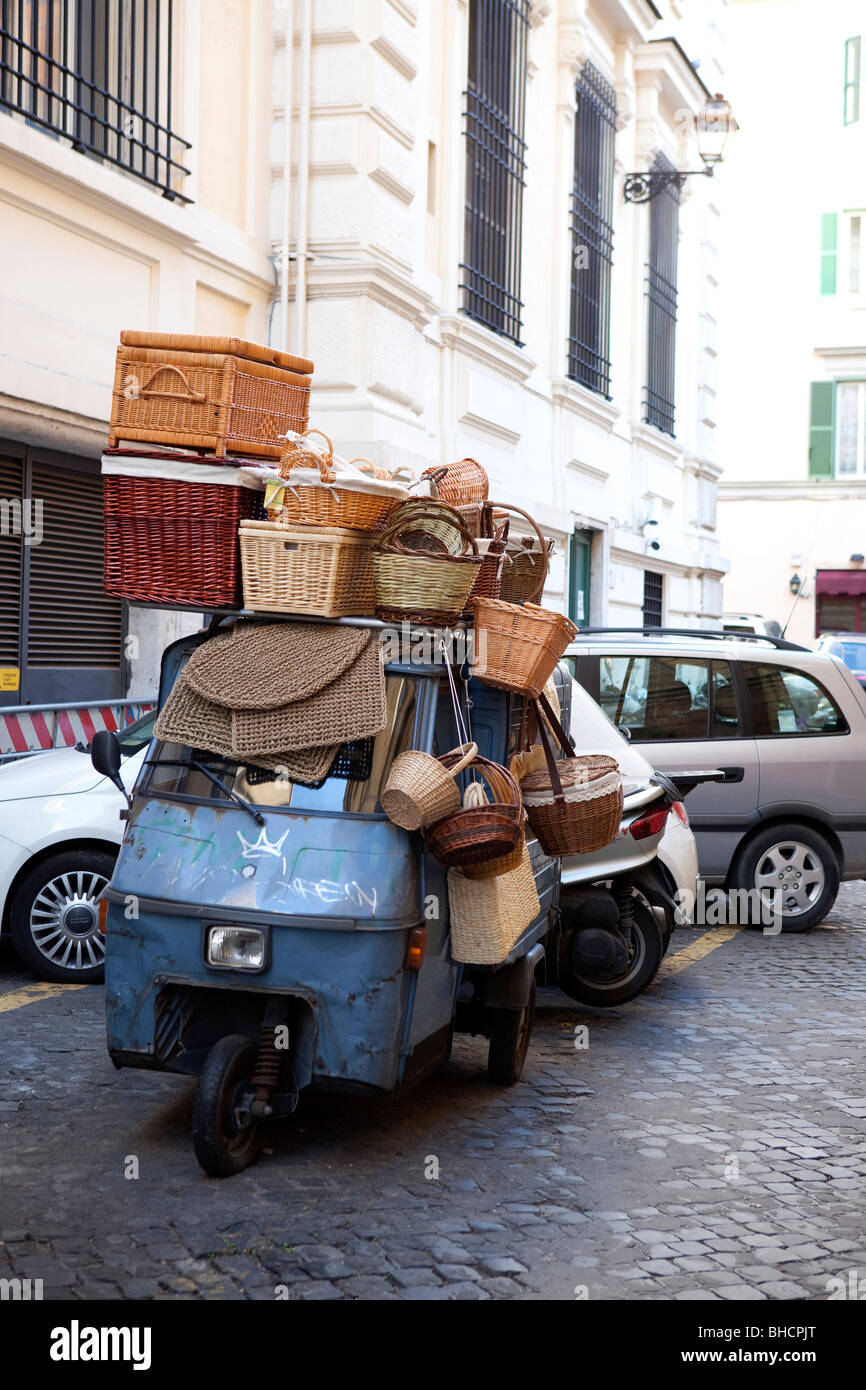 Street scene rome hi-res stock photography and images - Alamy