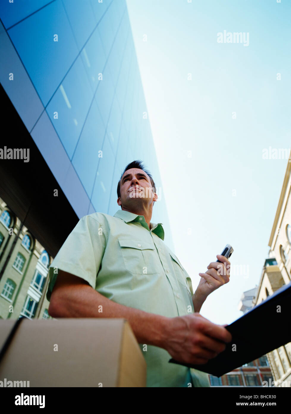 A courier delivers parcels Stock Photo - Alamy