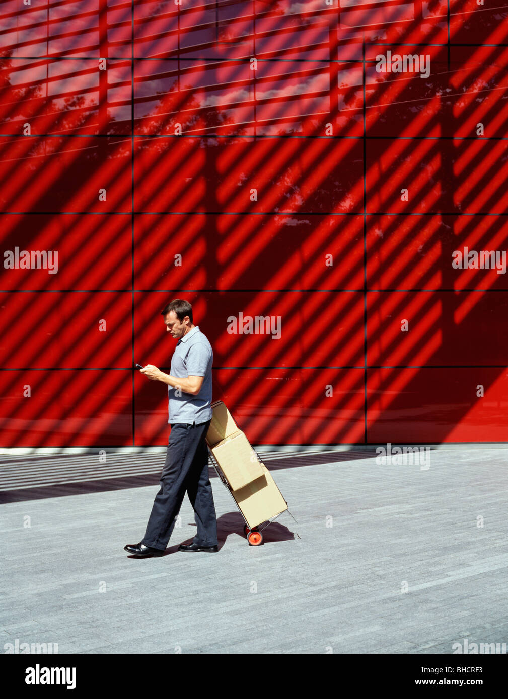 A courier delivers parcels Stock Photo - Alamy