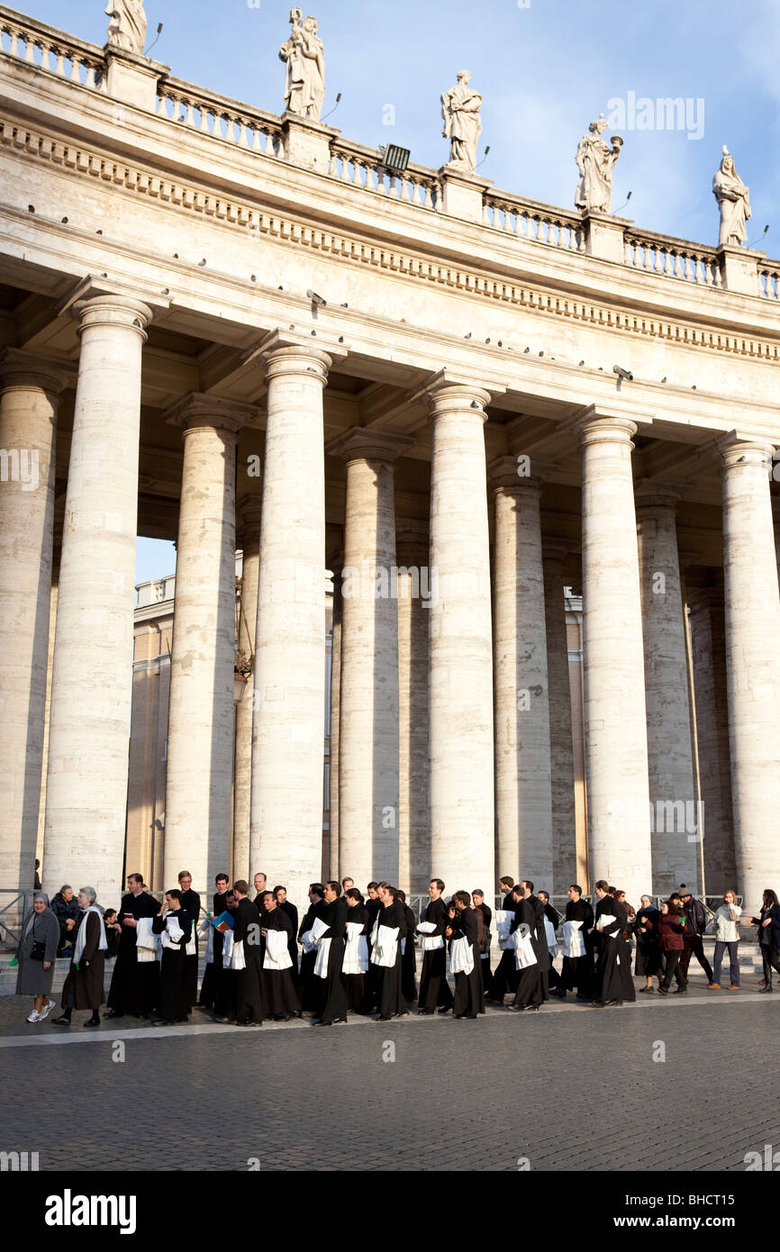 Queue wait vertical hi-res stock photography and images - Alamy
