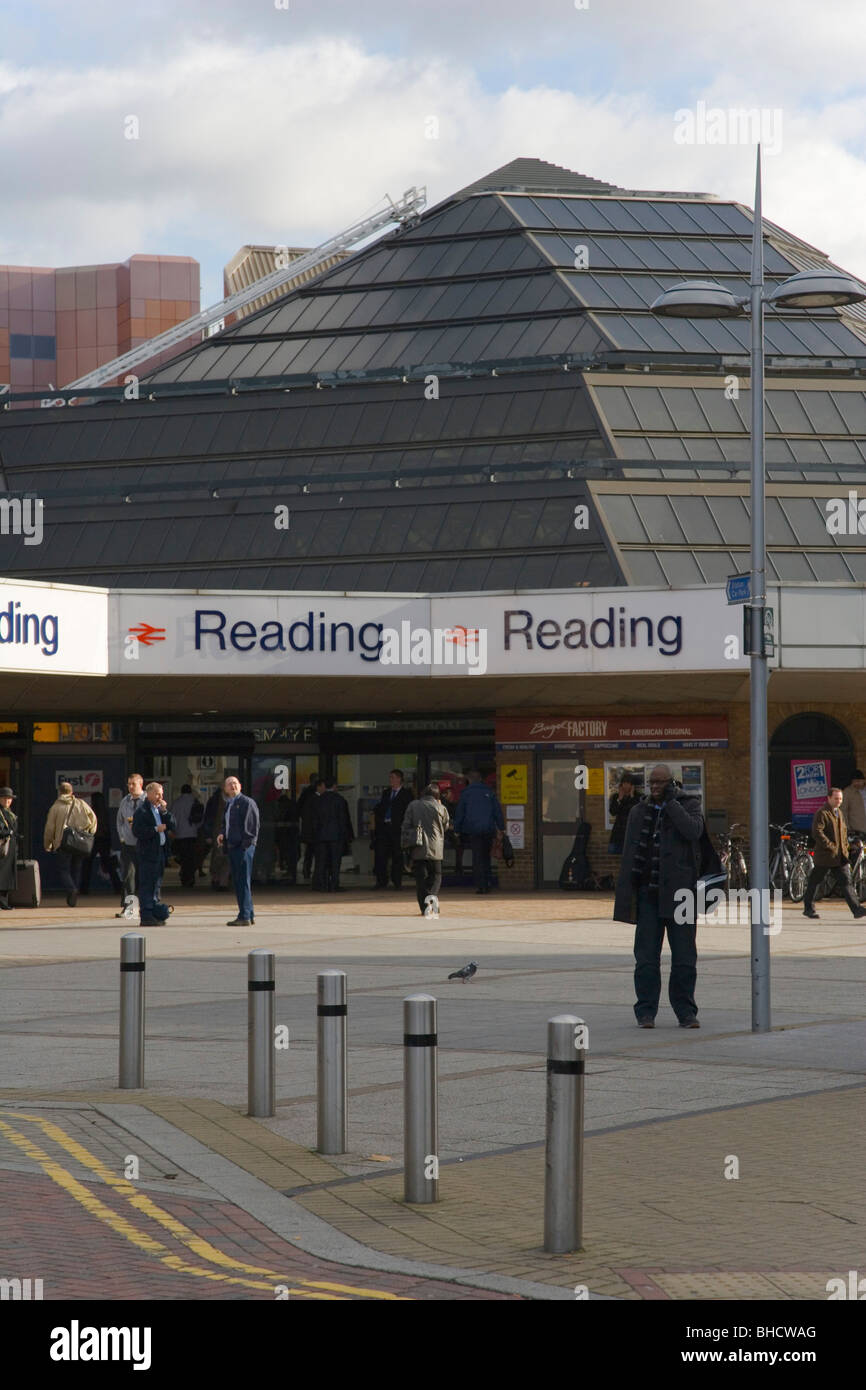Reading train station entrance hi-res stock photography and images - Alamy