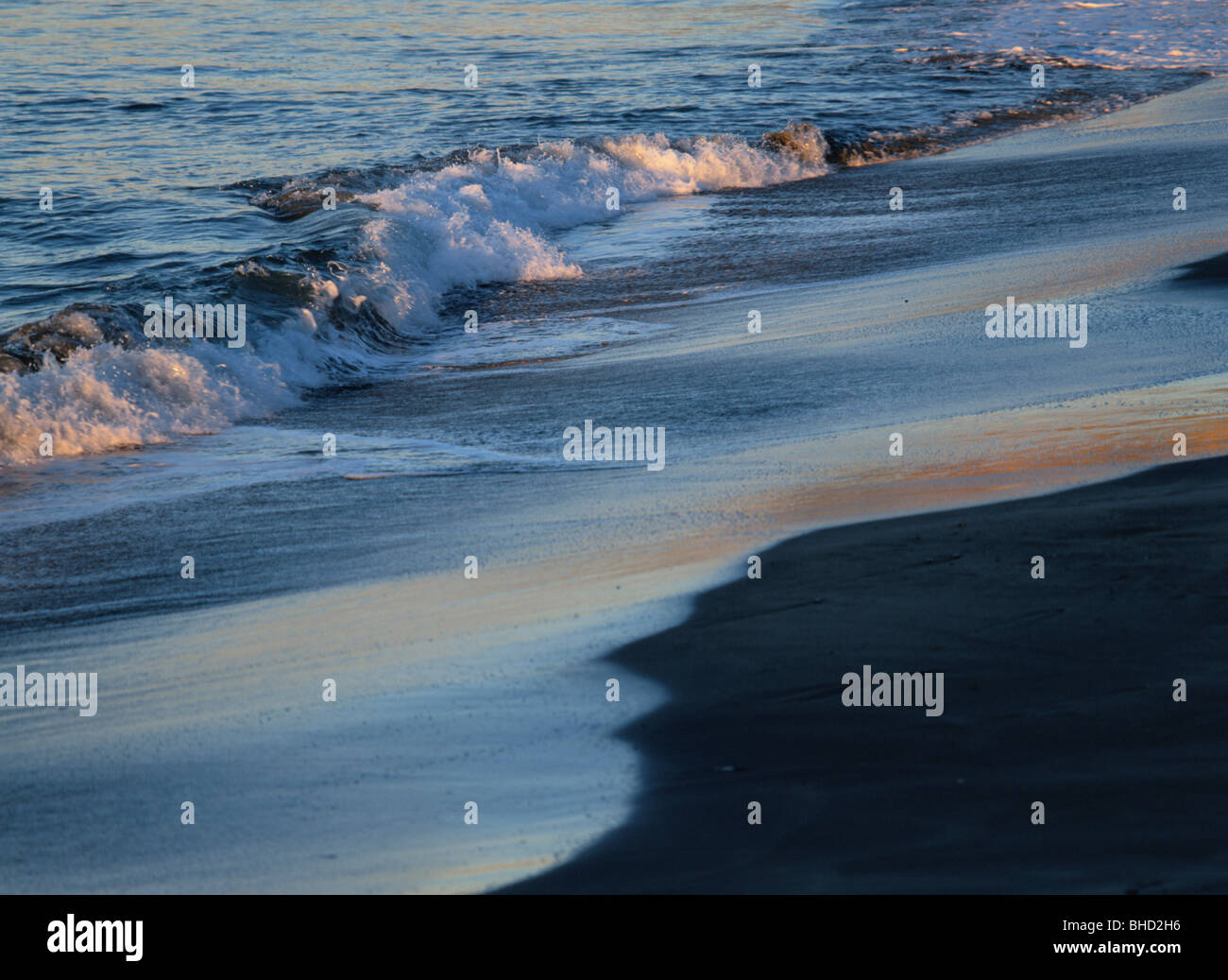 Waves breaking on shore, Inamuragasaki, Kanagawa Prefecture, Japan ...