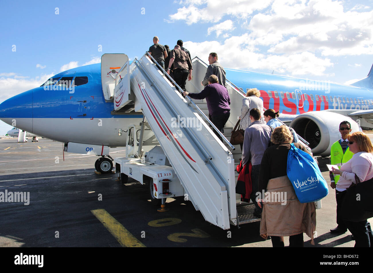 Passengers boarding Thomson Boeing 737 aircraft, Habib Bourguiba ...